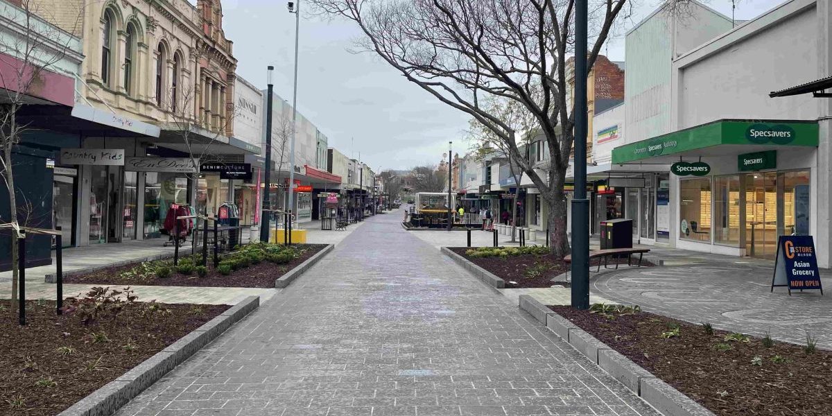 Councillor not concerned after reports of loose Bridge Mall pavers - 3BA